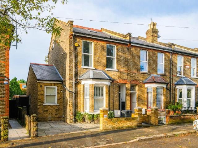 apartment for rent in Crescent Road, E18 1JA