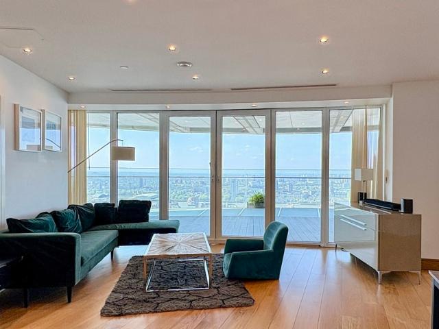 3 bedroom flat to rent on Crossharbour Plaza, London