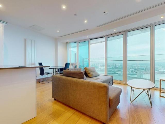 2 bedroom flat to rent on Crossharbour Plaza, London