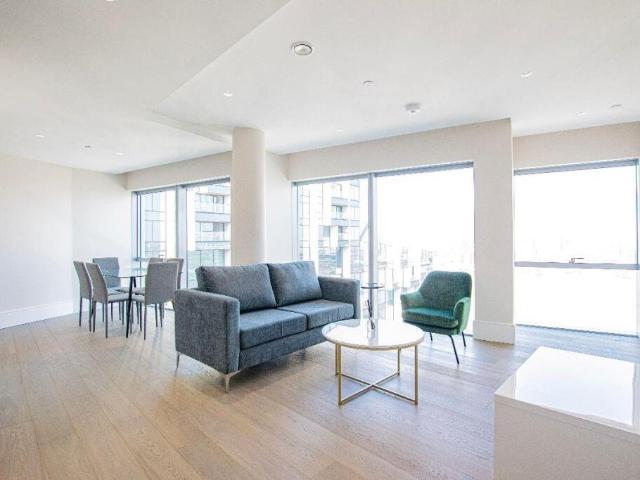3 bedroom flat to rent on Cutter Lane, London