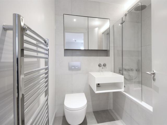 apartment for rent in Acton High Street, W3