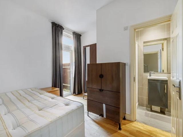 apartment for rent in Adelaide Road, London, W13