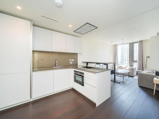 apartment for rent in Bondway, London