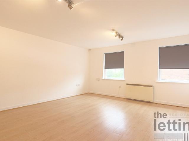 Apartment for rent in Baker Street, Enfield, Middlesex, EN1 3JT