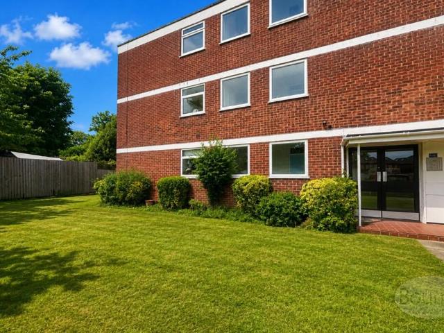 apartment for rent in Beaver Close, TW12 2BZ