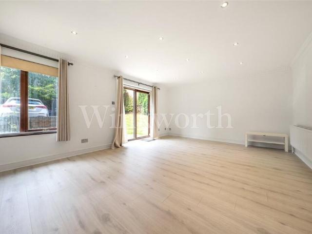 apartment for rent in Beechcroft Avenue, NW11 8BL