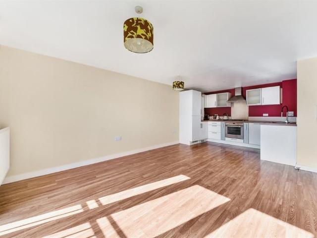 apartment for rent in Brighton Road, RH1 6NJ