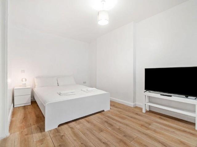 apartment for rent in Garratt Lane, SW17 0NB