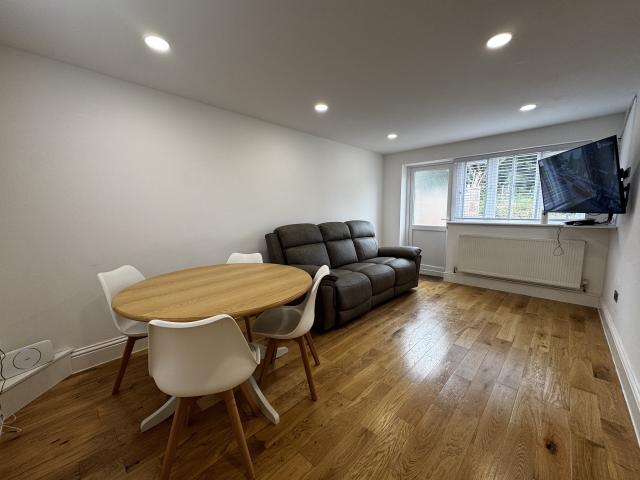 apartment for rent in George Street West, B18