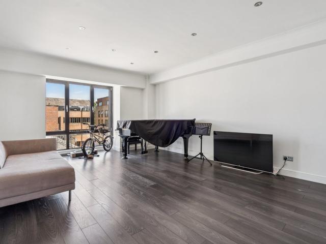 apartment for rent in Gerrards Cross Buckinghamshire SL9 8ES Station Road