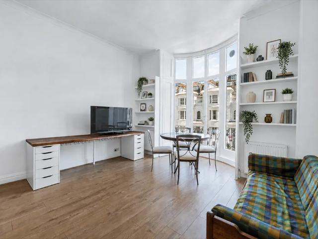 apartment for rent in Gloucester Terrace, London, W2