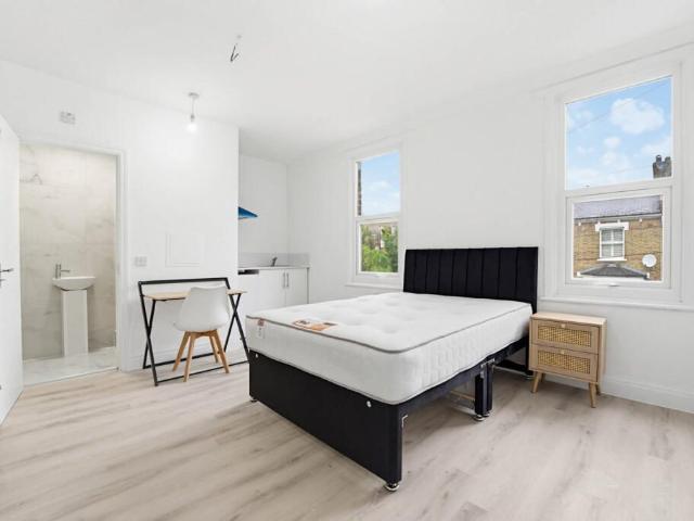 apartment for rent in Gloucester Road, W3 8PD