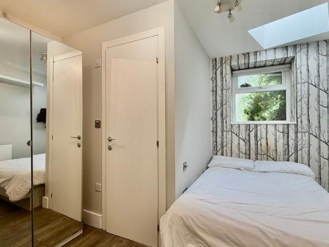Room to rent on Gunnersbury Lane, London