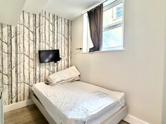 Room to rent on Gunnersbury Lane, London
