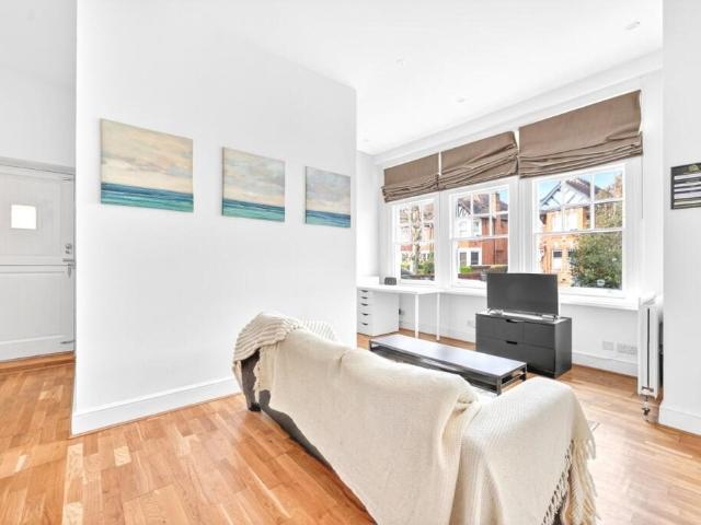 apartment for rent in Dartmouth Road, NW2 4EN