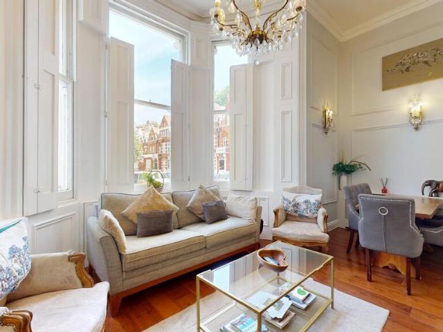 2 bedroom flat to rent on Earl's Court Square, London