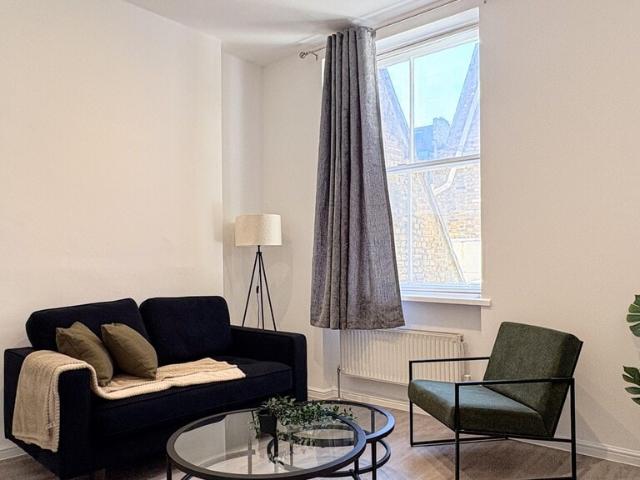 1 bedroom flat to rent on Earls Court Road, London