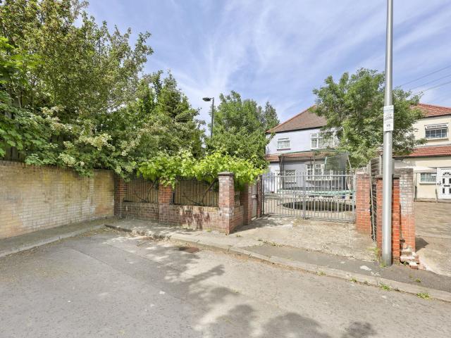 apartment for rent in Elmhurst Drive, South Woodford, E18