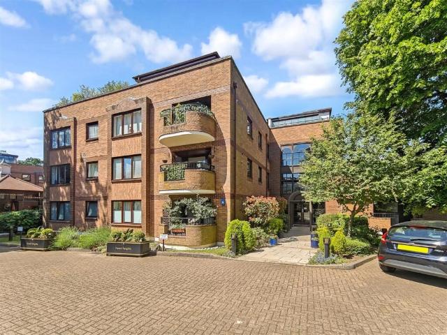 apartment for rent in Epping New Road, IG9 5TE