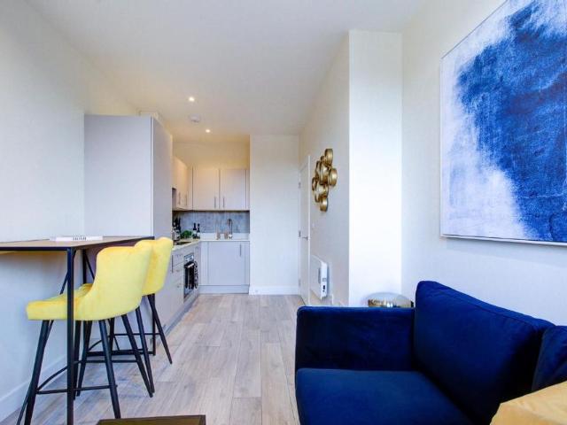 apartment for rent in Ewell Road, Cheam, Sutton — 1 Bed Serviced Apartment, Fully Furnished