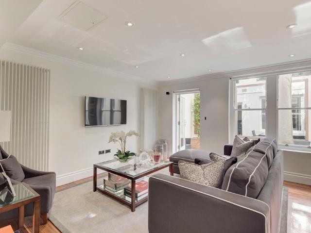 2 bedroom flat to rent on Kensington Gardens Square, London