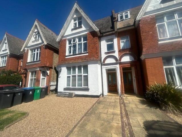 apartment for rent in King Charles Road, KT5 8NY