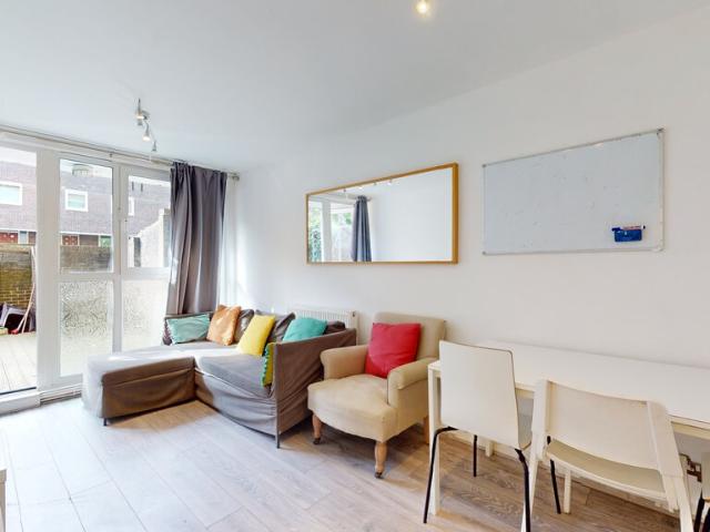 5 bedroom flat to rent on Hotspur Street, London