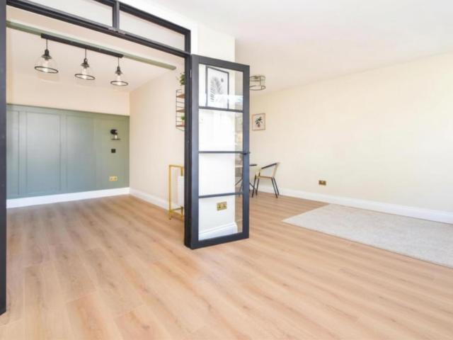 apartment for rent in Holden Avenue, London, Woodside park, London, Woodside park