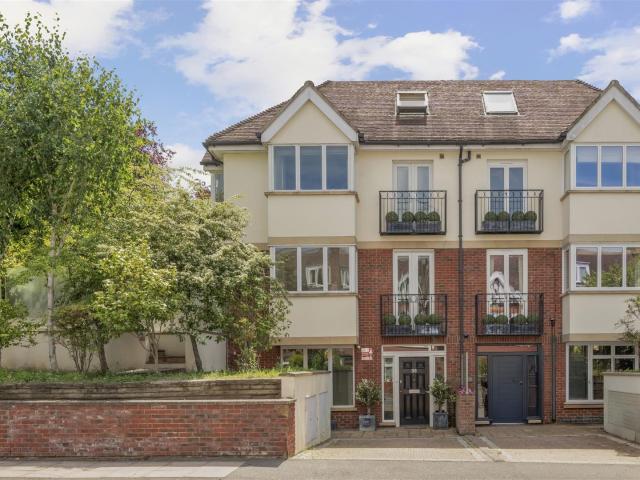 apartment for rent in Home Park Road, London