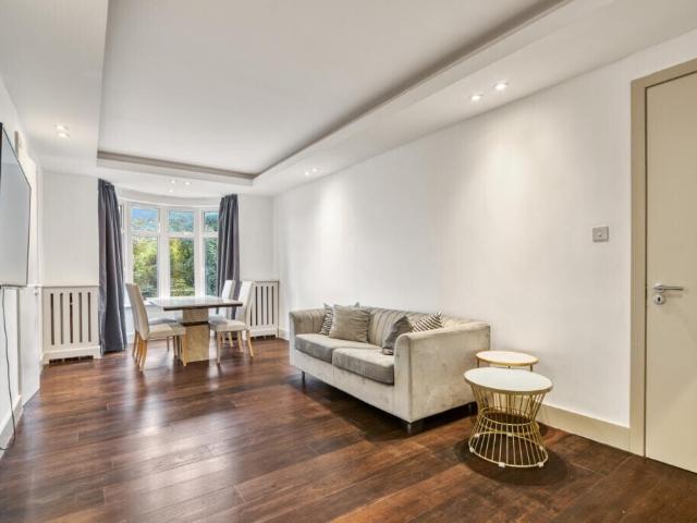 2 bedroom flat to rent on Hall Road, London