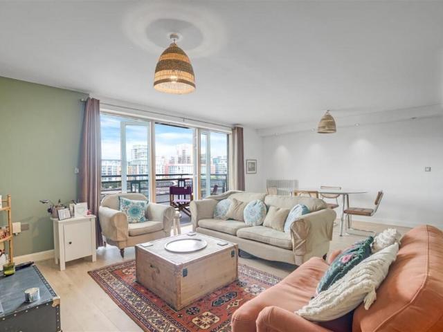 apartment for rent in Hanover Avenue, E16 1DZ