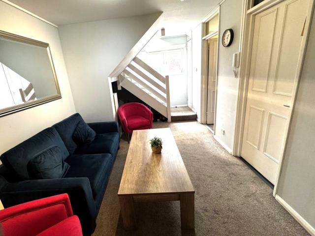 apartment for rent in Hendon, Woodburn Close, Hendon NW4 2NF