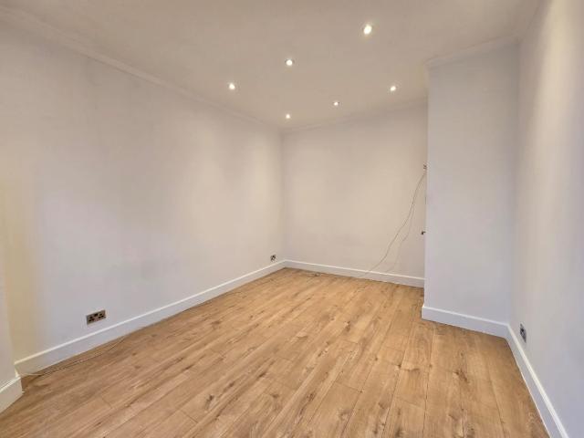 Apartment for rent in High Road, N12 9PT