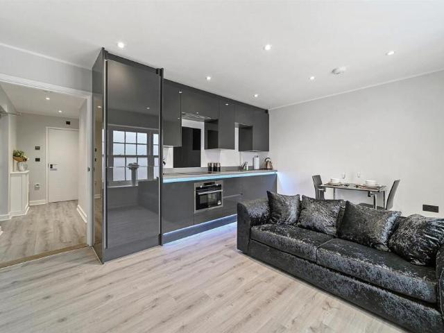 apartment for rent in High Street, CM12 9BQ