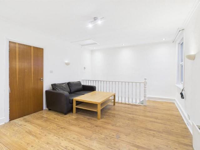 apartment for rent in High Street Collier'S Wood, SW19 2BT