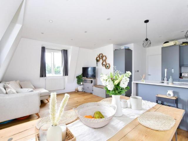 apartment for rent in High Street, SL0 9BZ