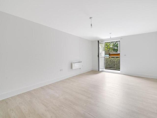 apartment for rent in High Street, TW12 1NN