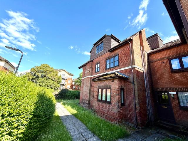 apartment for rent in hill lane, so15
