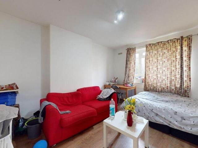 4 bedroom flat to rent on India Way, London