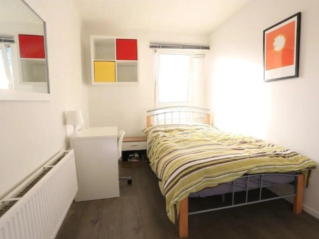 Room to rent on Ida Street, London
