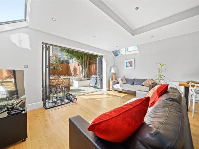apartment for rent in Osward Road, SW17 7SS