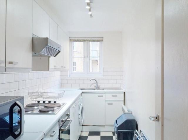 3 bedroom flat to rent on Oswin Street, London