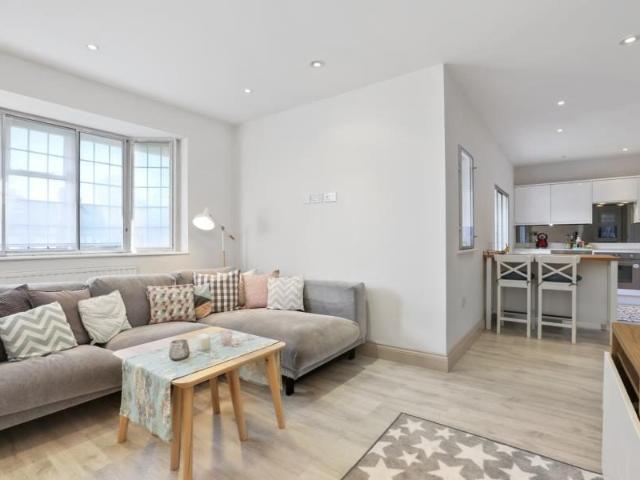 apartment for rent in Ossulton Way, N2 0DS