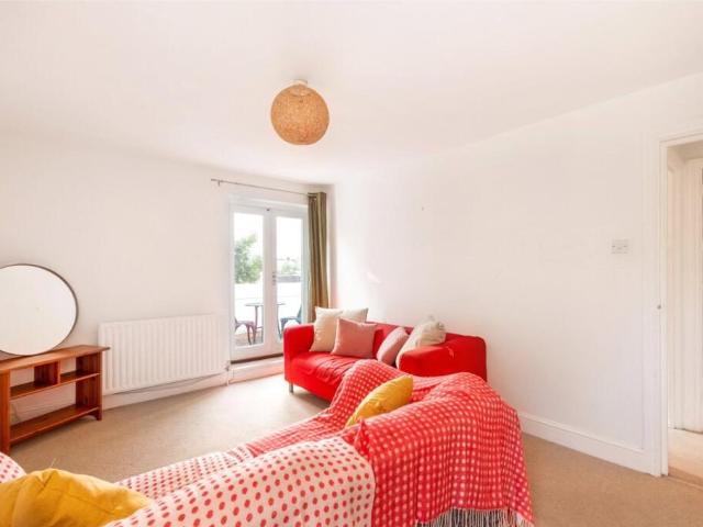 apartment for rent in Longley Road, SW17 9LL
