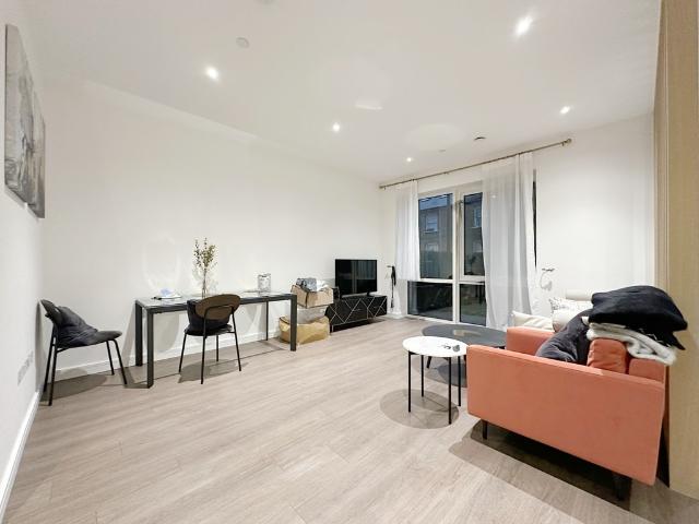 2 bedroom flat to rent on Leamore Street, London