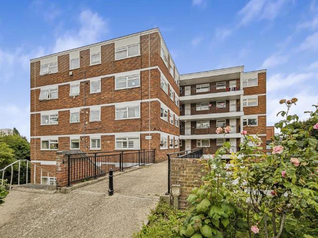 apartment for rent in Lynwood Close, E18 1DP