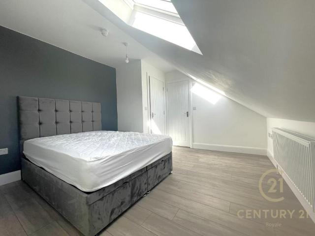 apartment for rent in Maple Road, KT6 4BB