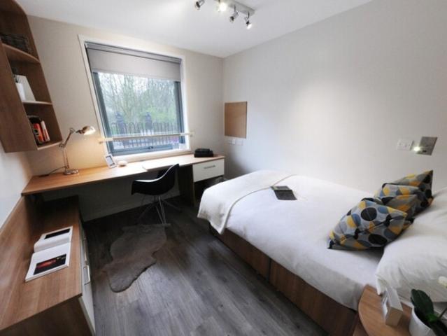 Room to rent on Market Road, London