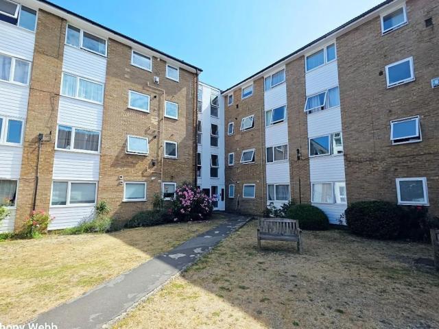apartment for rent in Mintern Close, Hedge Lane, Palmers Green, London