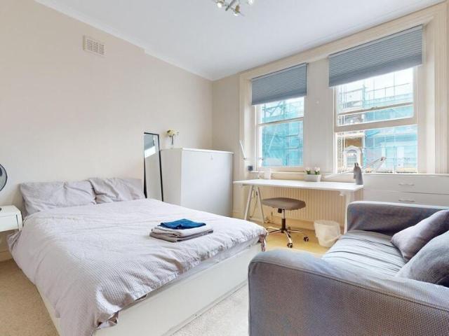 2 bedroom flat to rent on Nevern Place, London